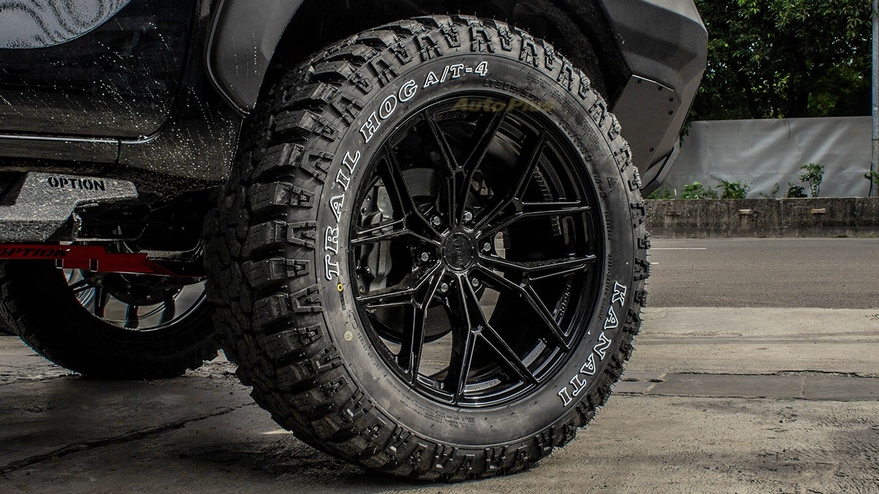 Toyota Hilux Lenso Venom VT5 | Auto Plus Pirelli Indonesia